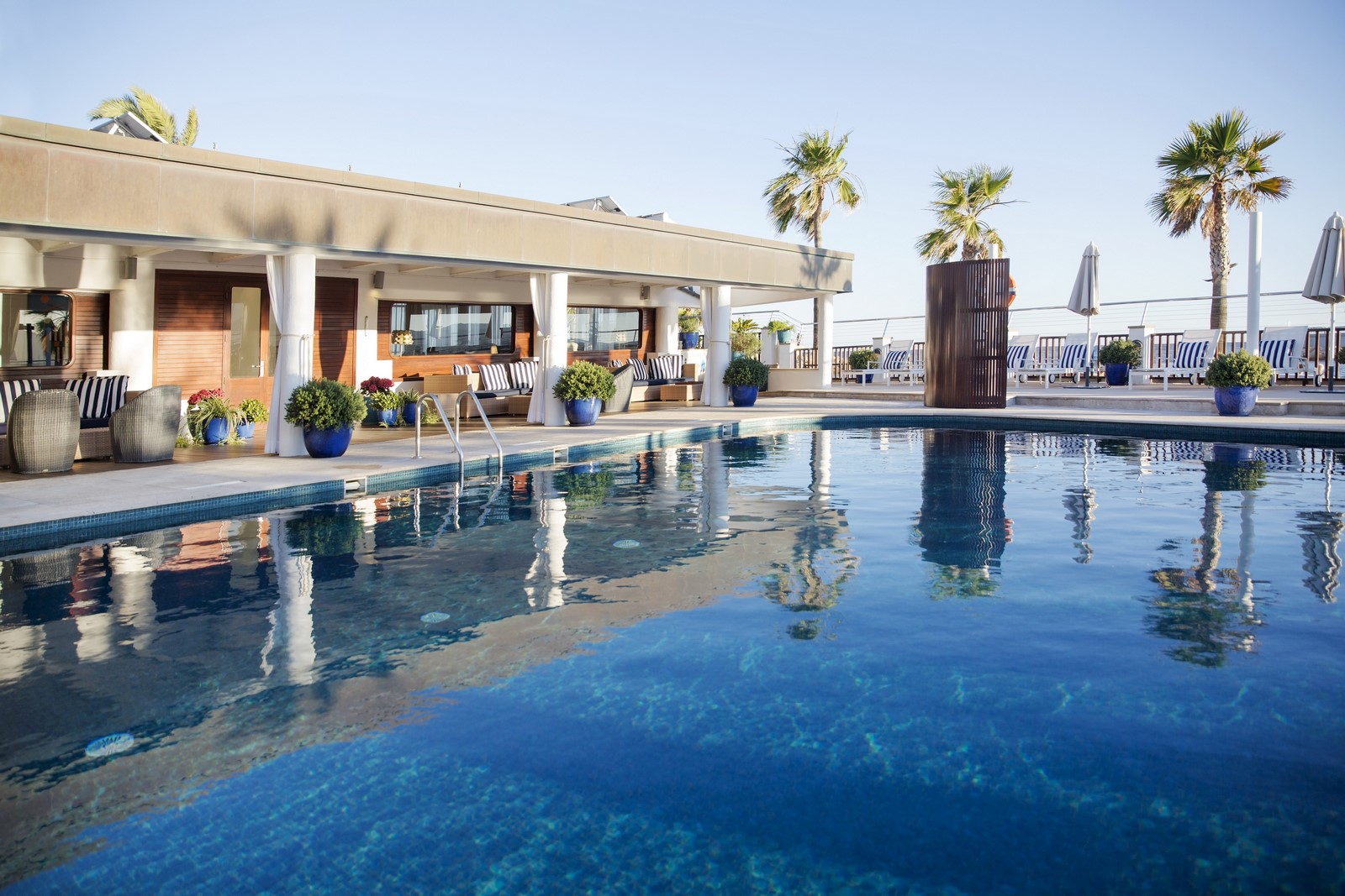 „Abiertos“ heißt es aus dem Hotel Portixol auf Mallorca - Hedi Grager ...