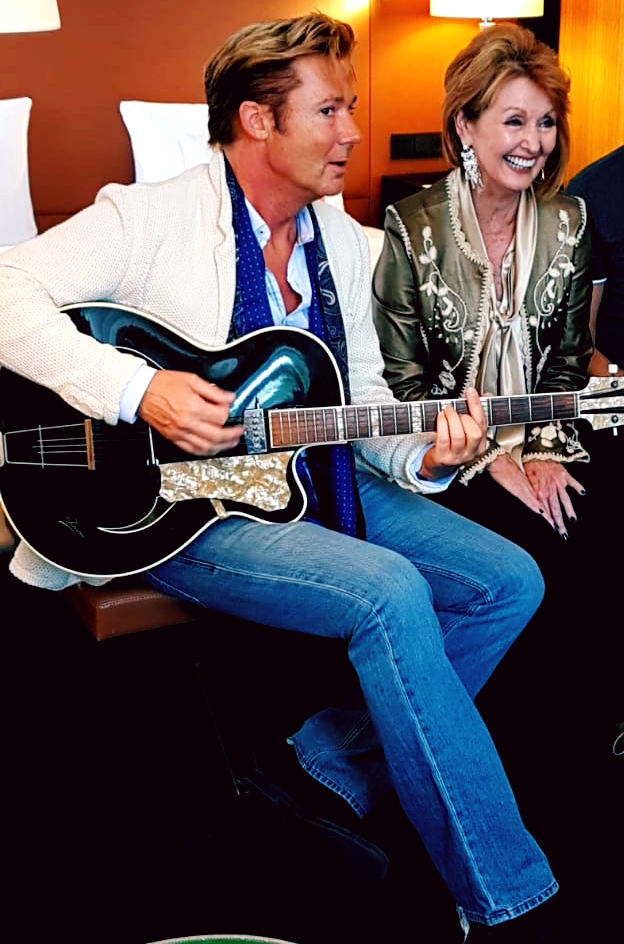 Elvis wird 90 – und Dennis Jale, die Originalmusiker der Elvis-Band und ...