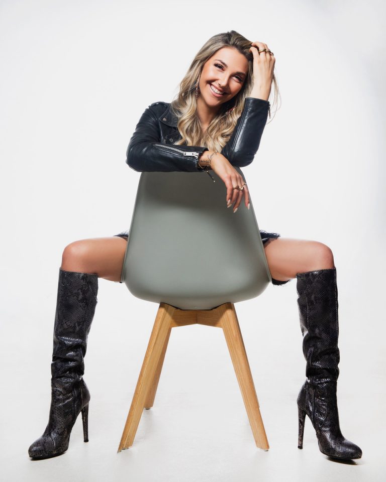 „Mr. Butterworth“ – neue Single von Kayla Krystin - Hedi Grager ...